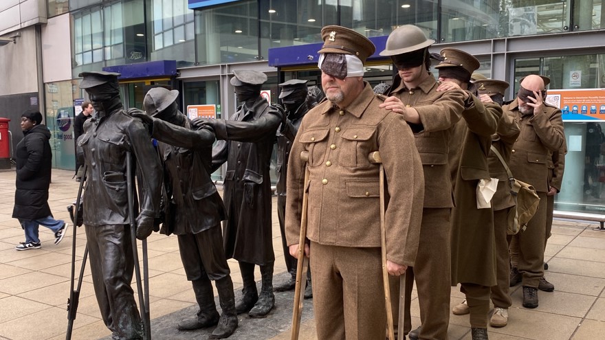 "Living statue” takes over Manchester Piccadilly - Blind Veterans UK
